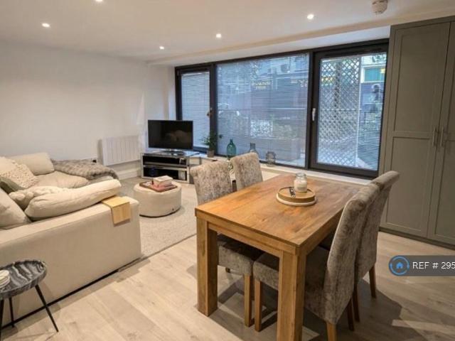 Olympian Heights, Woking, GU22 1 bed flat to rent £1,600 pcm £369 pw