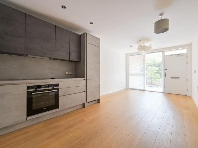 Olympic Park Avenue, Stratford. 3 bed flat to rent £3,250 pcm £750 pw