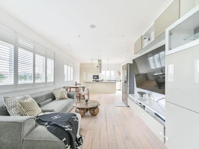 Oman Avenue, NW2, Cricklewood. 3 bed flat to rent £4,000 pcm £923 pw