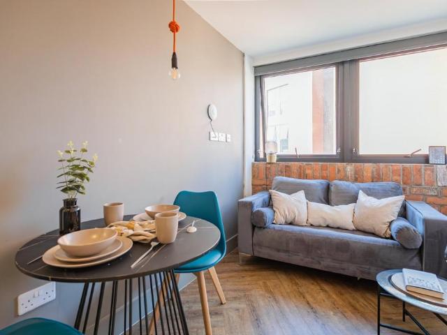 One Cross Street, Salford. 2 bed flat to rent £1,380 pcm £318 pw