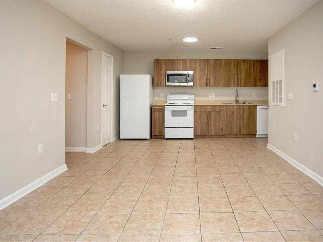 One bed one bath room available