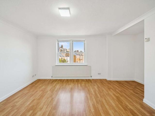 One bed apartment conveniently located by St. Margaret's station