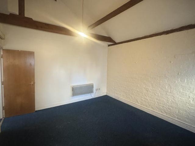 One bed flat available close to UNI, shops & trans