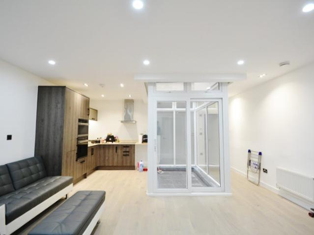 One bed flat near Tolworth Station KT6