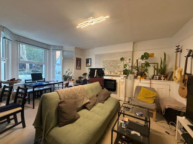 One bed lower ground garden flat in Balham SW12