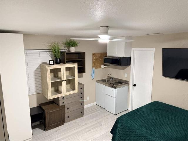 One bed room and private bathroom