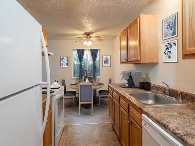 One Bedroom 796 sqft Knollwood Manor Apartment Homes