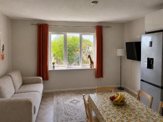 One Bedroom Top Floor 3rd Flat to Rent in Trendy Bermondsey, on Border of SE1 and SE16