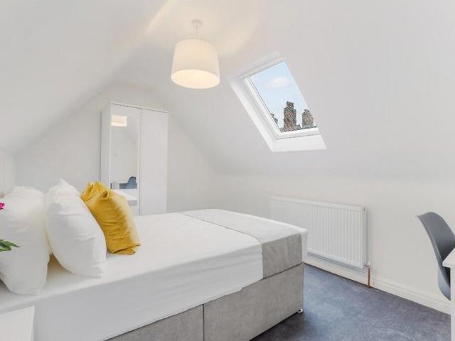 One Bedroom Top Floor Apartment for Rent in Nottingham