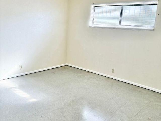 One Bedroom Units with Walk 1 Bedroom Apartment for Rent at 344 Charleston St Ne, Albuquerque, NM 87108 La Mesa