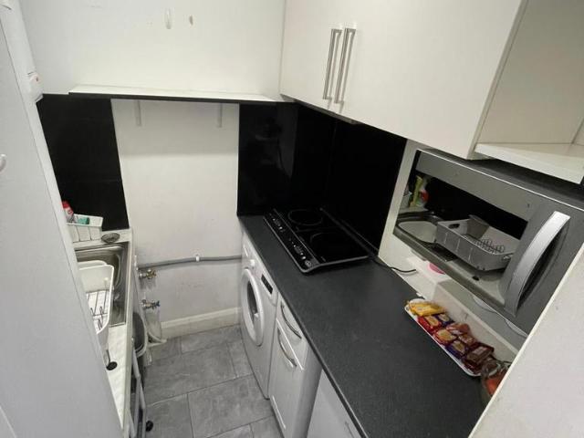 One bedroom Annex Flat ideal for working couples £1400 all inclusive