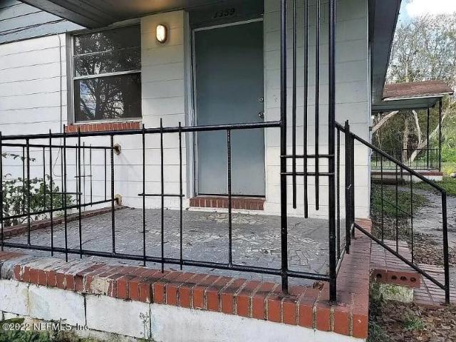 One Bedroom Apartment Available in June