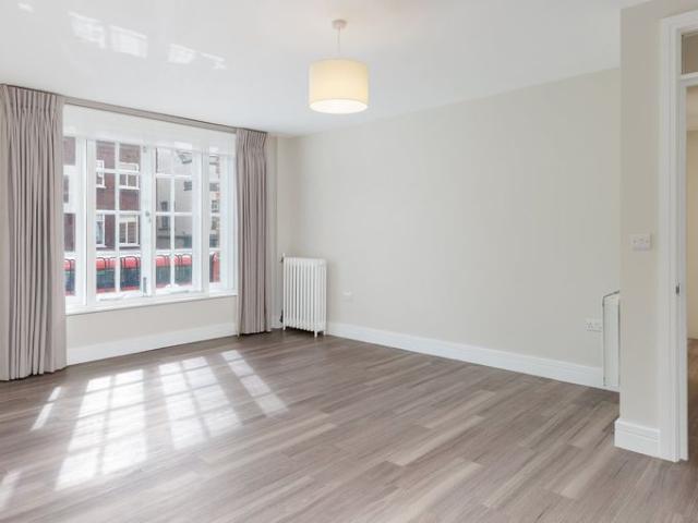 One bedroom apartment benefitting from a lift and porter as well as being very well located in the heart of Chelsea, for King's Road, Sloane Square, and South Kensington