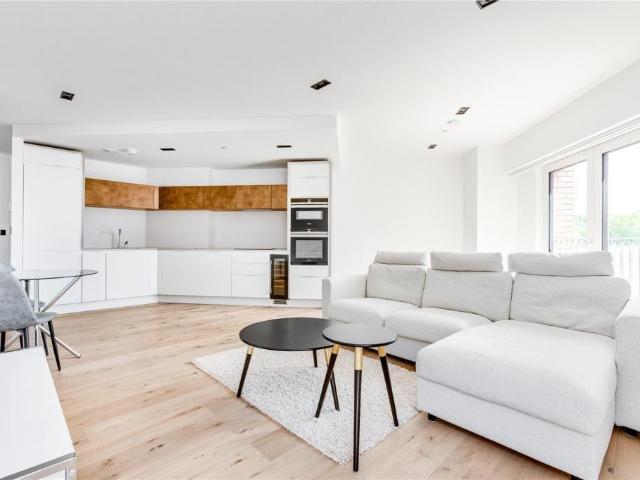 One Bedroom Apartment in Keybridge. 1 bed apartment to rent £2,875 pcm £663 pw