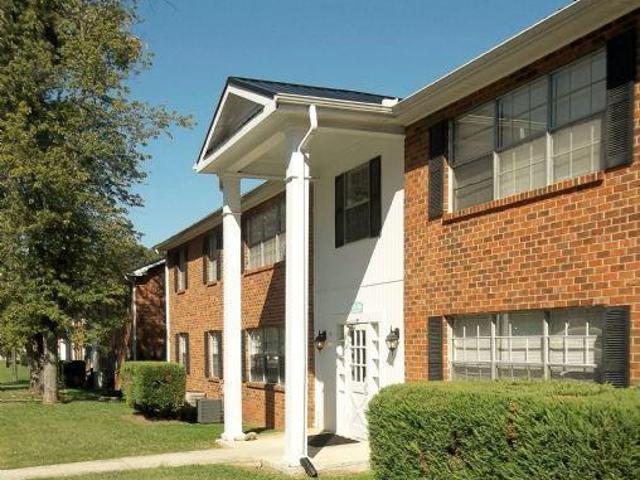 ONE BEDROOM APARTMENT IN WEST KNOXVILLE READY TO MOVE IN NOW!