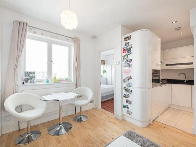 One bedroom apartment on Queensborough Terrace, Hyde Park W2
