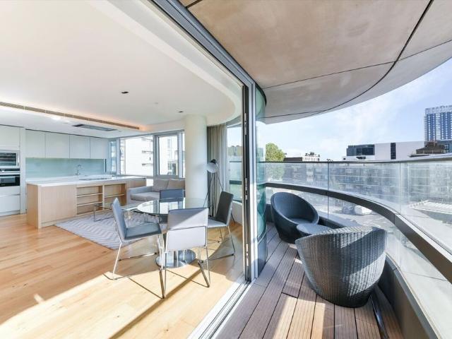 One bedroom apartment with a large balcony to rent in Canaletto Tower, EC1V