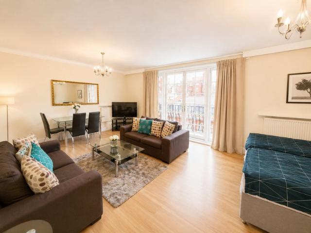 One Bedroom Apartment with Balcony in Mayfair