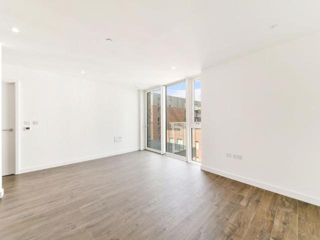 One bedroom apartment with outside space to rent in Hartingtons Court, N4
