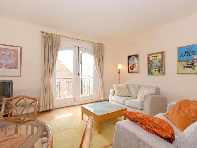 One bedroom apartment to rent in period warehouse conversion in Wapping, E1W