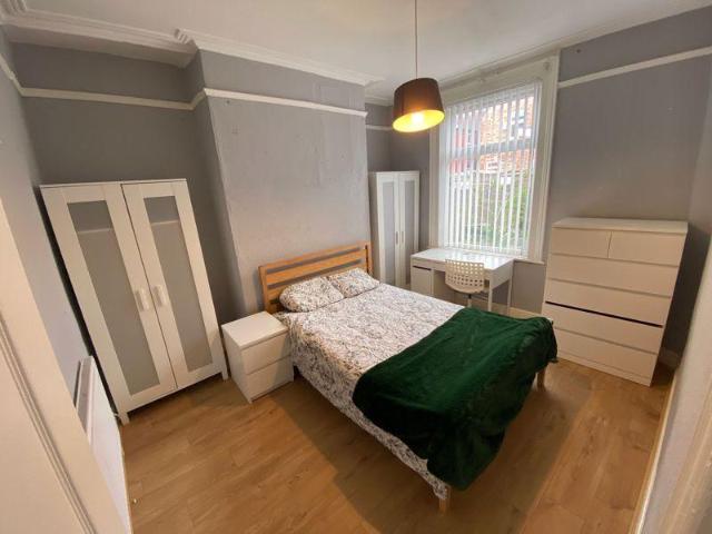 one bedroom available in a 4 Bed. 4 bed terraced house to rent £1,908 pcm £440 pw