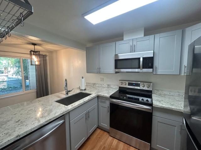 One Bedroom Condo ~ Easy 405 Access ~ Walk to Totem Lake Village