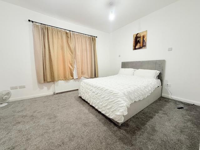 One bedroom First Floor flat close to ilford town center £1400 pcm