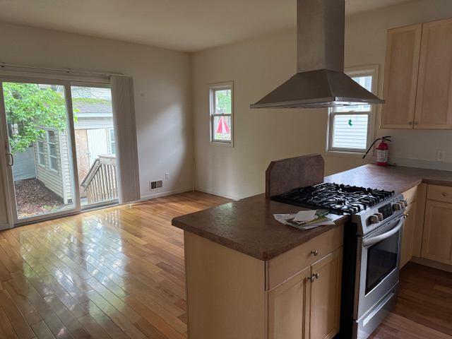 One bedroom for share in a single family house