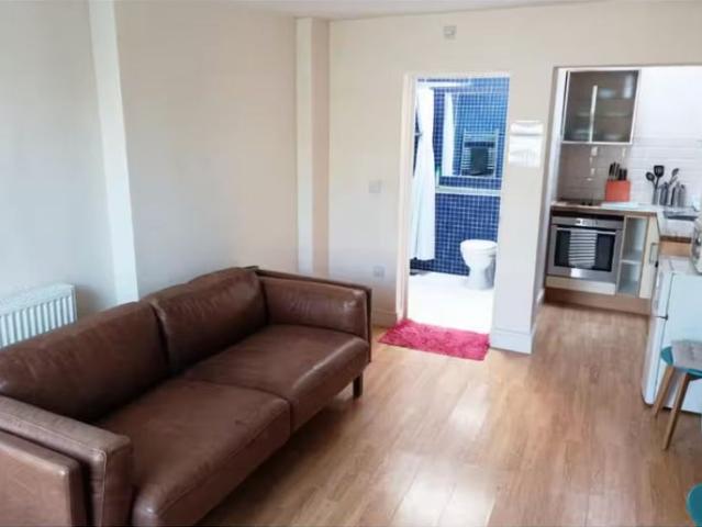 One Bedroom Flat near Oval Tube