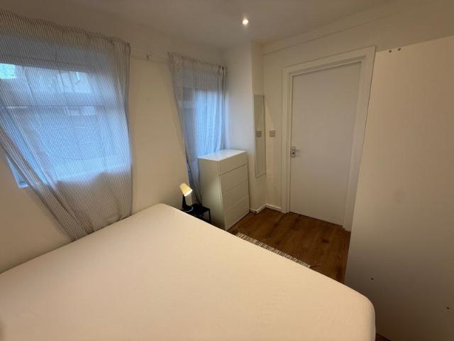 One bedroom flat, one en suite double bed bedroom