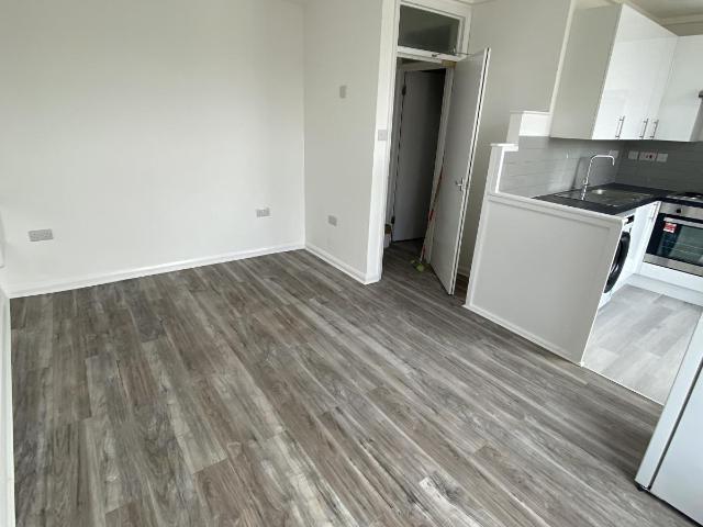 One bedroom flat to rent close to shopping & transport facilities
