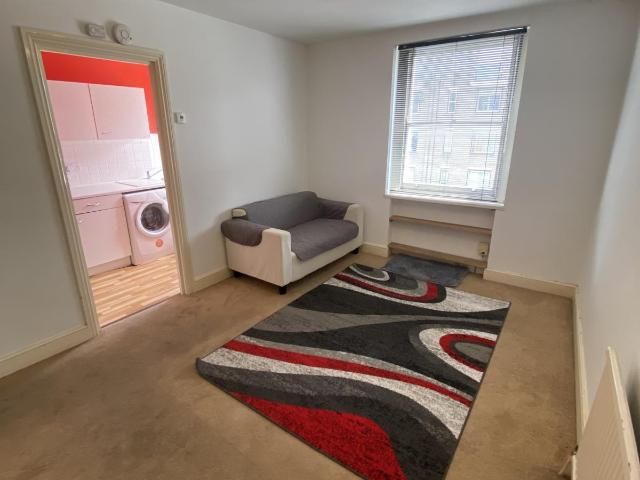 One bedroom flat to rent close to shopping & transport facilities