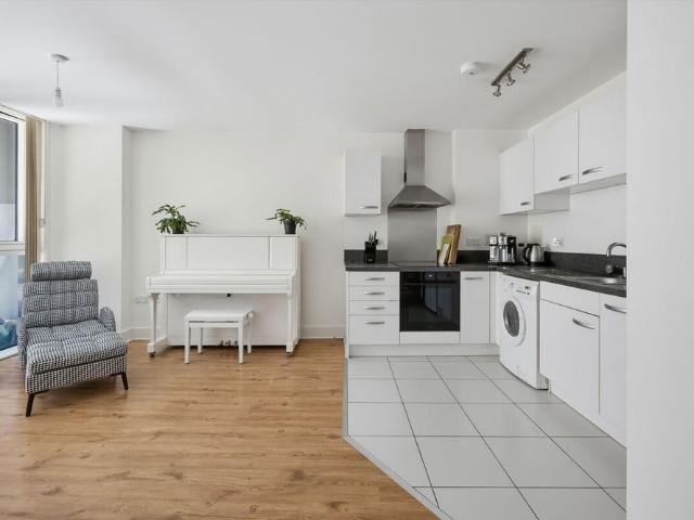 One bedroom flat to rent in E1
