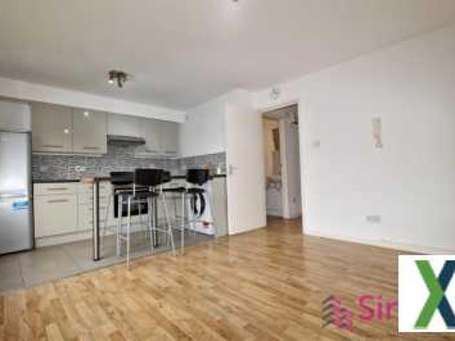 One Bedroom flat to rent in Leyton E10 Gated Car Park, Furnished