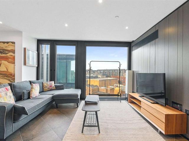 One bedroom flat with canal views