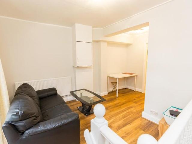 One bedroom flat with balcony in Kensington W8