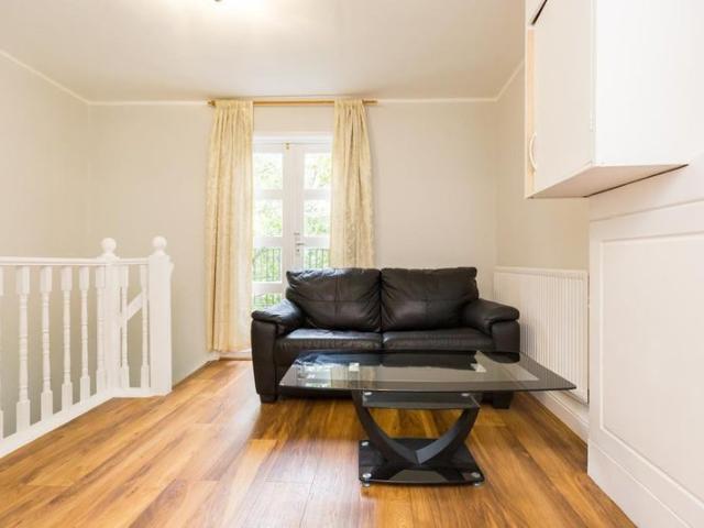 One bedroom flat with balcony in Kensington W8