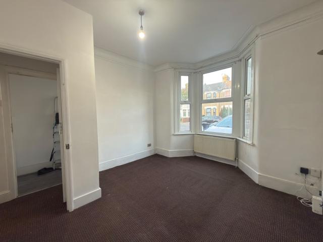 One bedroom Ground Floor Flat with garden and Parking Ilford