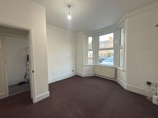 One bedroom Ground floor flat with gardnen Ilford £1500 pcm
