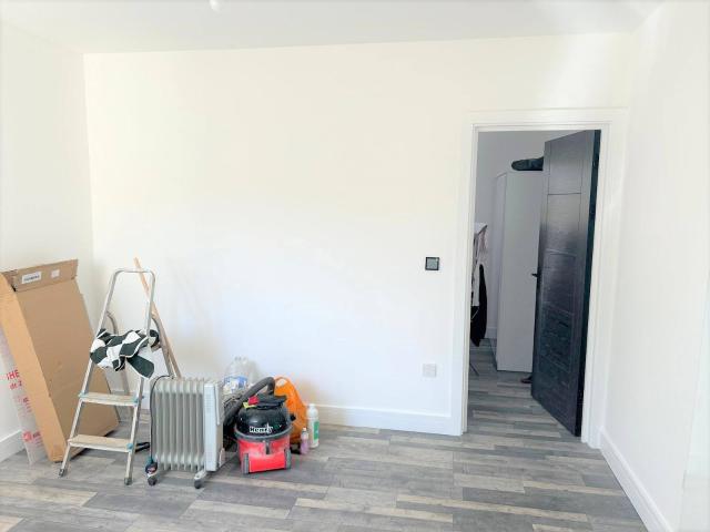 One bedroom ground floor flat close to chadwel heath train station