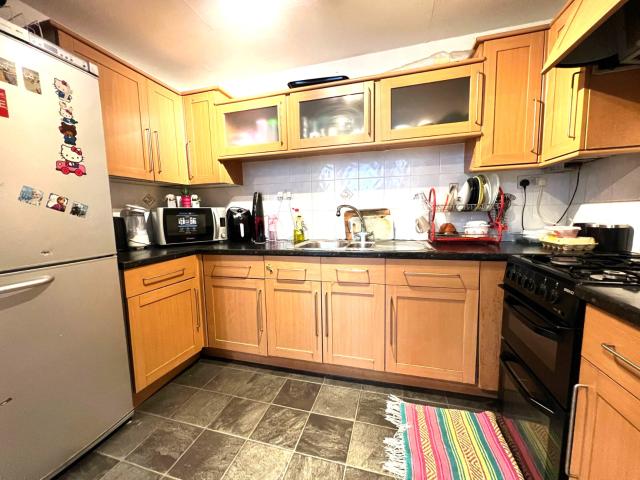 One bedroom Ground floor Flat close to ilford Station £1500 pcm