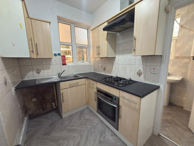 One bedroom Ground Floor Flat close to seven king station £1550