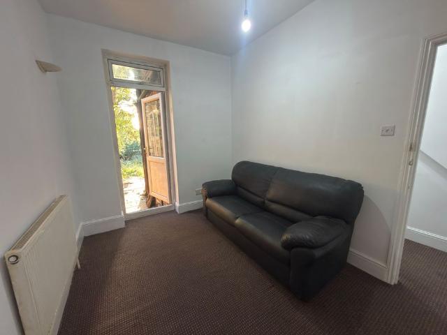 One bedroom Ground Floor Flat close to seven king station