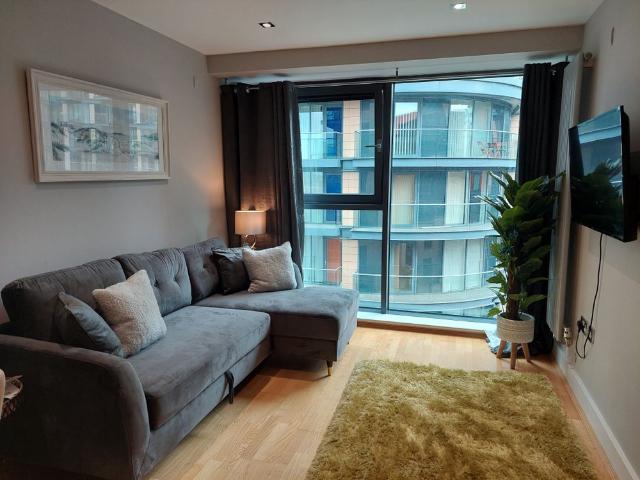 One Bedroom Luxury Apartment in Dockside Development, Canary Wharf E14