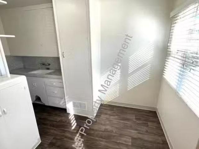 One Bedroom One Bath Cottage with Garage! San Diego, CA