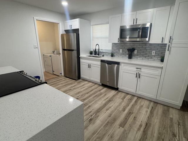 ONE BEDROOM ONE BATHROOM FOR RENT !