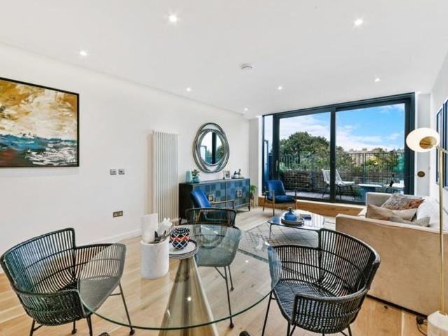 One bedroom plus study/office duplex penthouse apartment to rent in Wapping, E1W