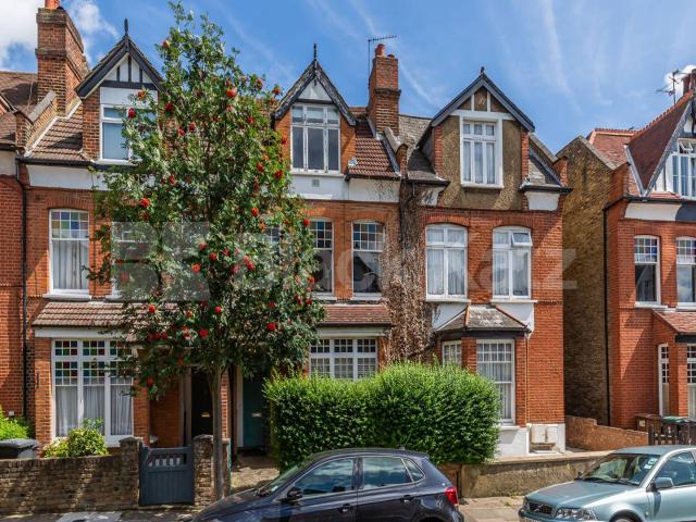One bedroom property on the first floor on a lovely road in Crouch End