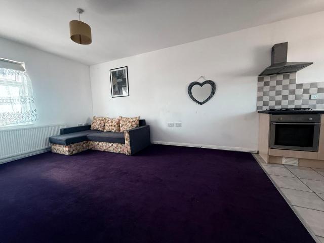 One bedroom second floor close to ilford station £1400