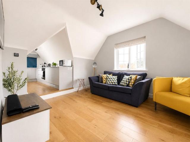 One bedroom second floor furnished apartment at the bottom of the high street overlooking Winchester City Mill. Featuring a bright open plan living area, modern kitchen, and generous sized bedroom with ensuite